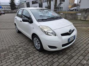 White Toyota Yaris 2011 in Vilnius, with an engine capacity of 1.00 L and mileage of 150 thousand km for 2600 €, photo 2 on AUTOMOTO.COM.LV