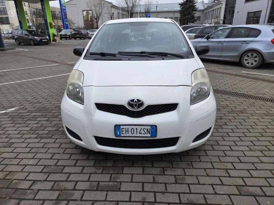 White Toyota Yaris 2011 in Vilnius, with an engine capacity of 1.00 L and mileage of 150 thousand km for 2600 €, photo 3 on AUTOMOTO.COM.LV