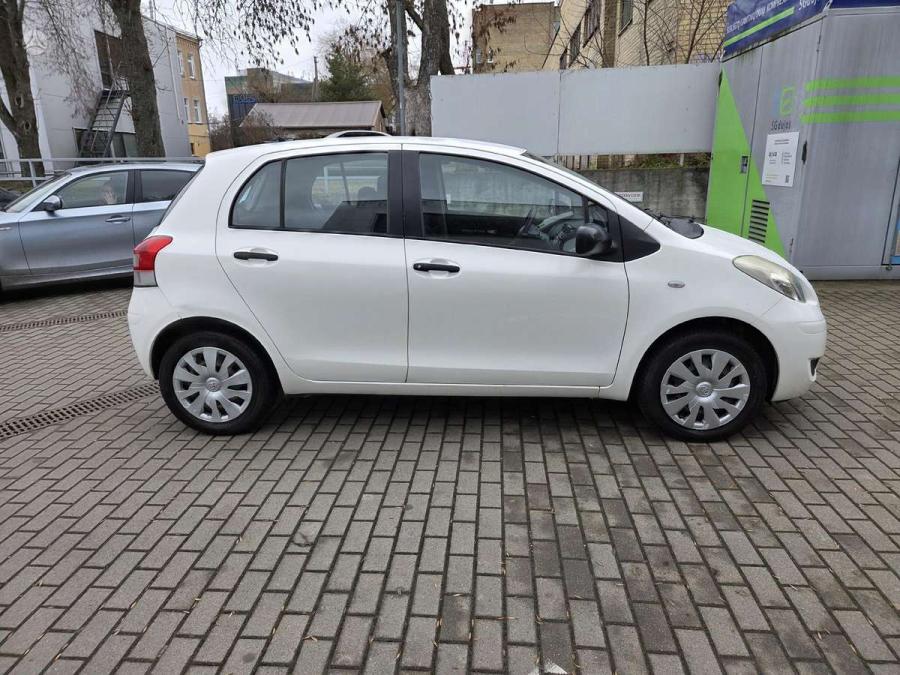 White Toyota Yaris 2011 in Vilnius, with an engine capacity of 1.00 L and mileage of 150 thousand km for 2600 €, photo 4 on AUTOMOTO.COM.LV
