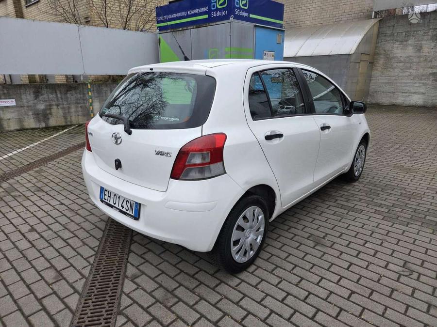 White Toyota Yaris 2011 in Vilnius, with an engine capacity of 1.00 L and mileage of 150 thousand km for 2600 €, photo 5 on AUTOMOTO.COM.LV