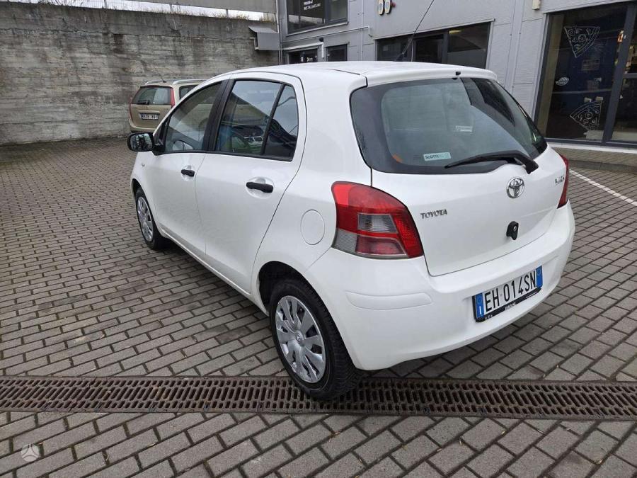 White Toyota Yaris 2011 in Vilnius, with an engine capacity of 1.00 L and mileage of 150 thousand km for 2600 €, photo 6 on AUTOMOTO.COM.LV