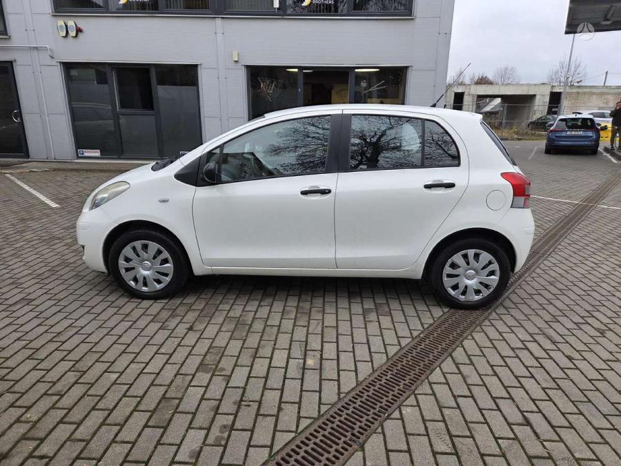 White Toyota Yaris 2011 in Vilnius, with an engine capacity of 1.00 L and mileage of 150 thousand km for 2600 €, photo 8 on AUTOMOTO.COM.LV