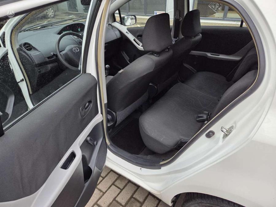 White Toyota Yaris 2011 in Vilnius, with an engine capacity of 1.00 L and mileage of 150 thousand km for 2600 €, photo 11 on AUTOMOTO.COM.LV