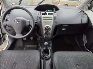 White Toyota Yaris 2011 in Vilnius, with an engine capacity of 1.00 L and mileage of 150 thousand km for 2600 €, photo 12 on AUTOMOTO.COM.LV