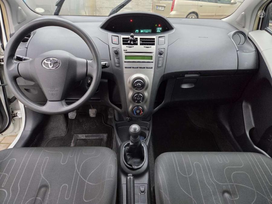 White Toyota Yaris 2011 in Vilnius, with an engine capacity of 1.00 L and mileage of 150 thousand km for 2600 €, photo 12 on AUTOMOTO.COM.LV