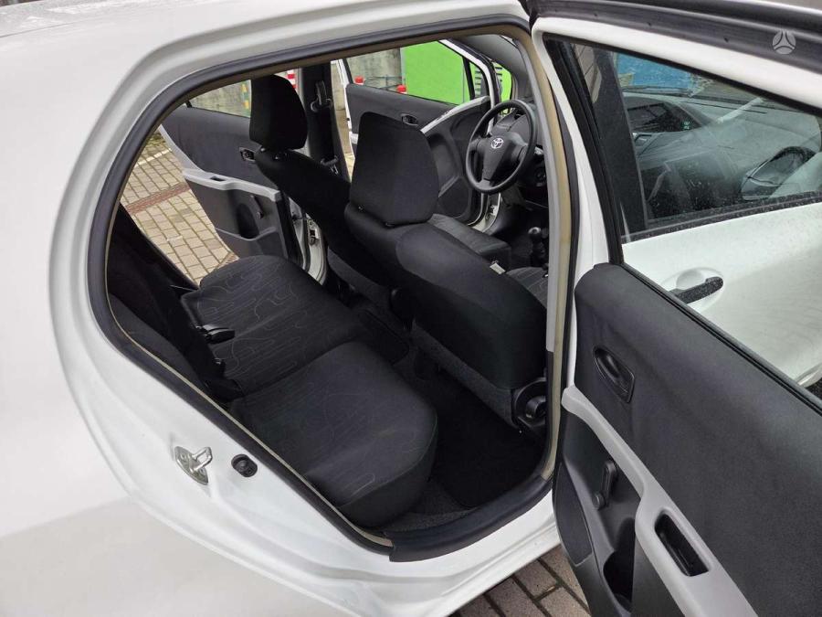 White Toyota Yaris 2011 in Vilnius, with an engine capacity of 1.00 L and mileage of 150 thousand km for 2600 €, photo 13 on AUTOMOTO.COM.LV