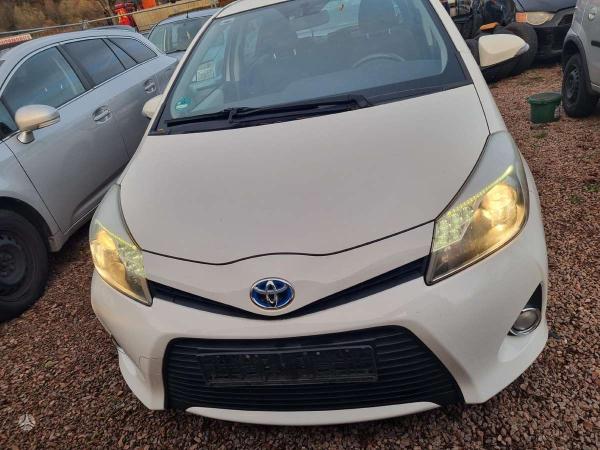 White Toyota Yaris 2012 in Siauliai, with an engine capacity of 1.50 L and mileage of 159 thousand km for 7600 €, photo 2 on AUTOMOTO.COM.LV