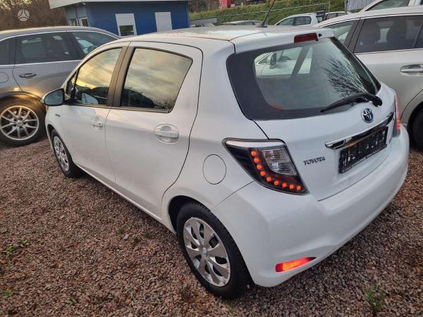 White Toyota Yaris 2012 in Siauliai, with an engine capacity of 1.50 L and mileage of 159 thousand km for 7600 €, photo 6 on AUTOMOTO.COM.LV