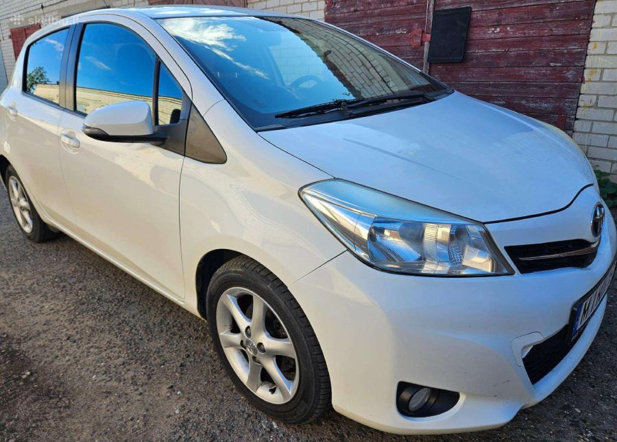 Balts Toyota Yaris 2012 Kupiškis, ar dzinēja tilpumu 1.40 L un nobraukumu 260 tūkst. km par 3300 €, foto 2 vietnē AUTOMOTO.COM.LV