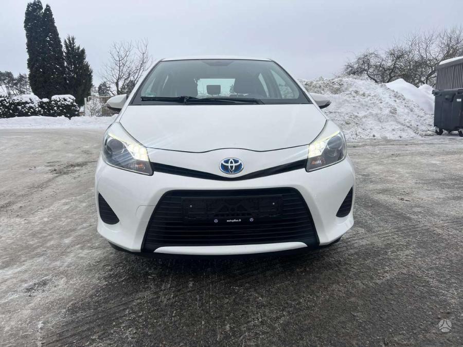 White Toyota Yaris 2012 in Vilnius, with an engine capacity of 1.50 L and mileage of 219 thousand km for 6500 €, photo 2 on AUTOMOTO.COM.LV
