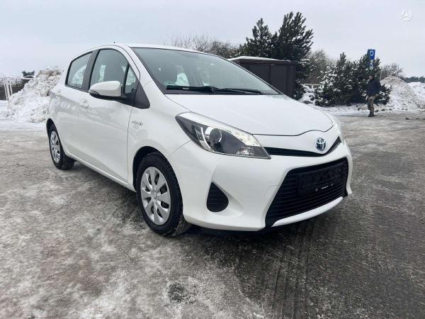 White Toyota Yaris 2012 in Vilnius, with an engine capacity of 1.50 L and mileage of 219 thousand km for 6500 €, photo 3 on AUTOMOTO.COM.LV
