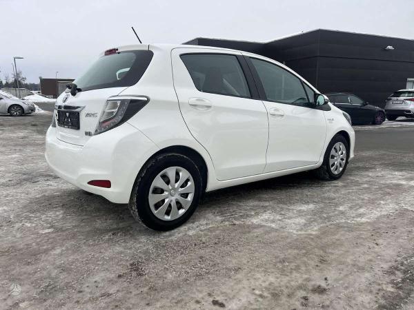 White Toyota Yaris 2012 in Vilnius, with an engine capacity of 1.50 L and mileage of 219 thousand km for 6500 €, photo 4 on AUTOMOTO.COM.LV