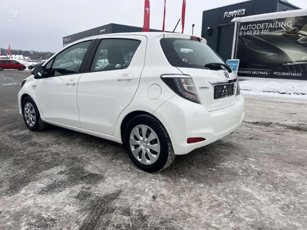 White Toyota Yaris 2012 in Vilnius, with an engine capacity of 1.50 L and mileage of 219 thousand km for 6500 €, photo 5 on AUTOMOTO.COM.LV