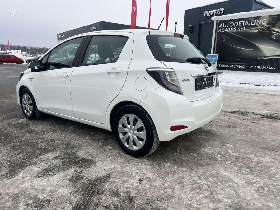 White Toyota Yaris 2012 in Vilnius, with an engine capacity of 1.50 L and mileage of 219 thousand km for 6500 €, photo 5 on AUTOMOTO.COM.LV