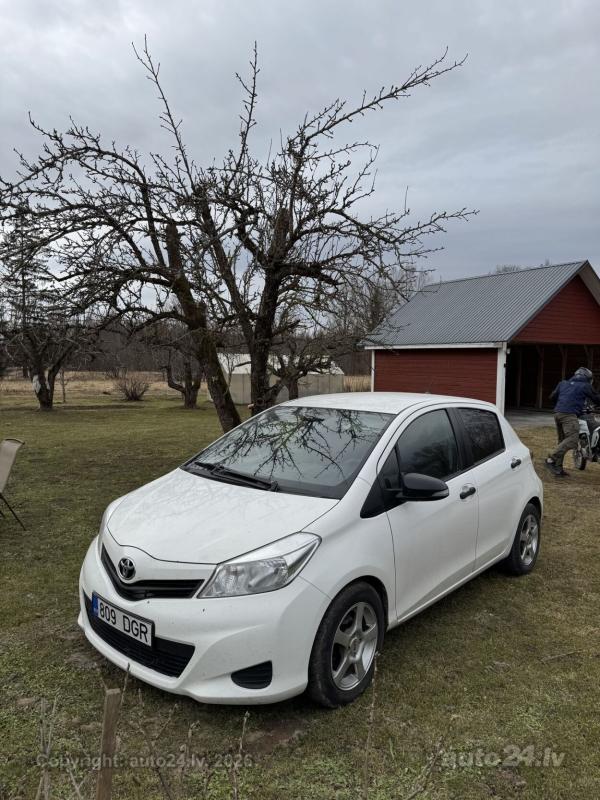 Balts Toyota Yaris 2012 Tallina, ar dzinēja tilpumu 1.40 L un nobraukumu 219 tūkst. km par 4600 €, foto 2 vietnē AUTOMOTO.COM.LV