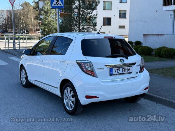 Balts Toyota Yaris 2012 Tallina, ar dzinēja tilpumu 1.50 L un nobraukumu 168 tūkst. km par 7990 €, foto 3 vietnē AUTOMOTO.COM.LV
