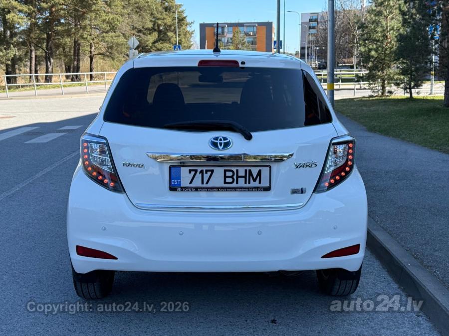 Balts Toyota Yaris 2012 Tallina, ar dzinēja tilpumu 1.50 L un nobraukumu 168 tūkst. km par 7990 €, foto 5 vietnē AUTOMOTO.COM.LV