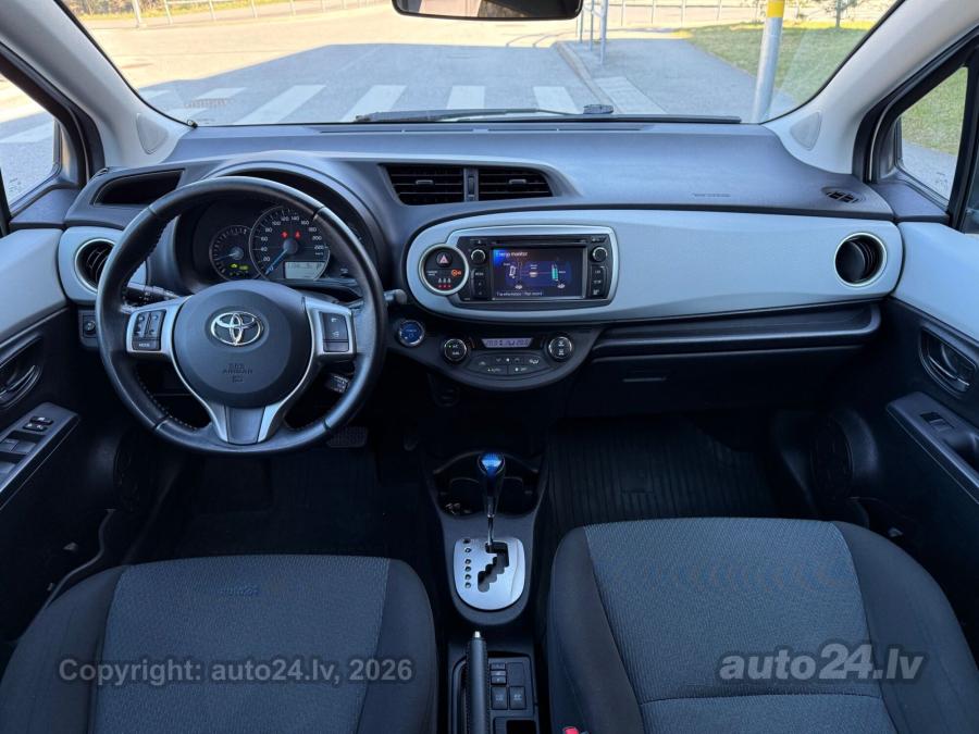 Balts Toyota Yaris 2012 Tallina, ar dzinēja tilpumu 1.50 L un nobraukumu 168 tūkst. km par 7990 €, foto 24 vietnē AUTOMOTO.COM.LV