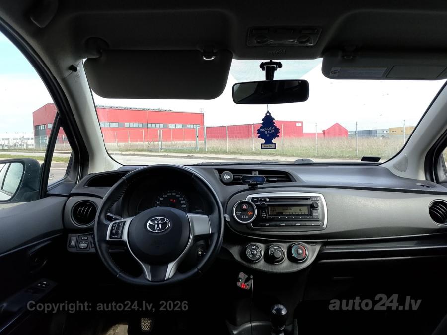 White Toyota Yaris 2012 in Tartu, with an engine capacity of 1.40 L and mileage of 300 thousand km for 5500 €, photo 7 on AUTOMOTO.COM.LV