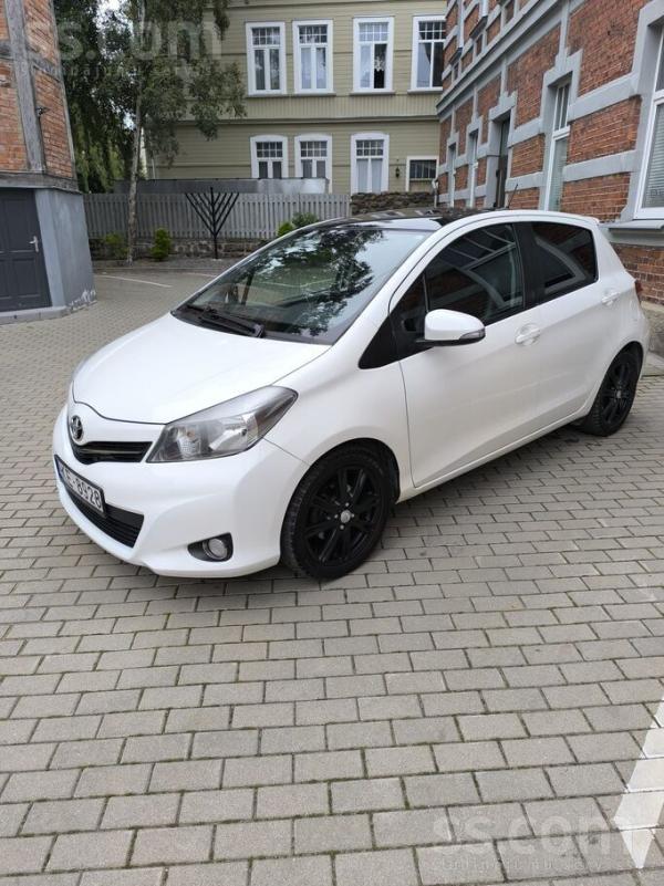 White Toyota Yaris 2012 in Liepaja, with an engine capacity of 1.40 L and mileage of 207 thousand km for 3800 €, photo 1 on AUTOMOTO.COM.LV