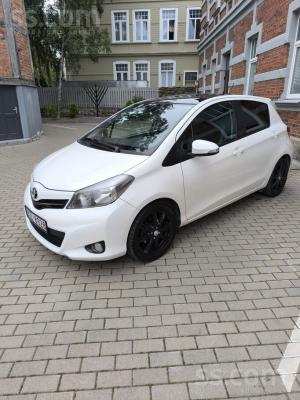 Balts Toyota Yaris 2012 Liepāja, ar dzinēja tilpumu 1.40 L un nobraukumu 207 tūkst. km par 3800 €, foto  vietnē AUTOMOTO.COM.LV