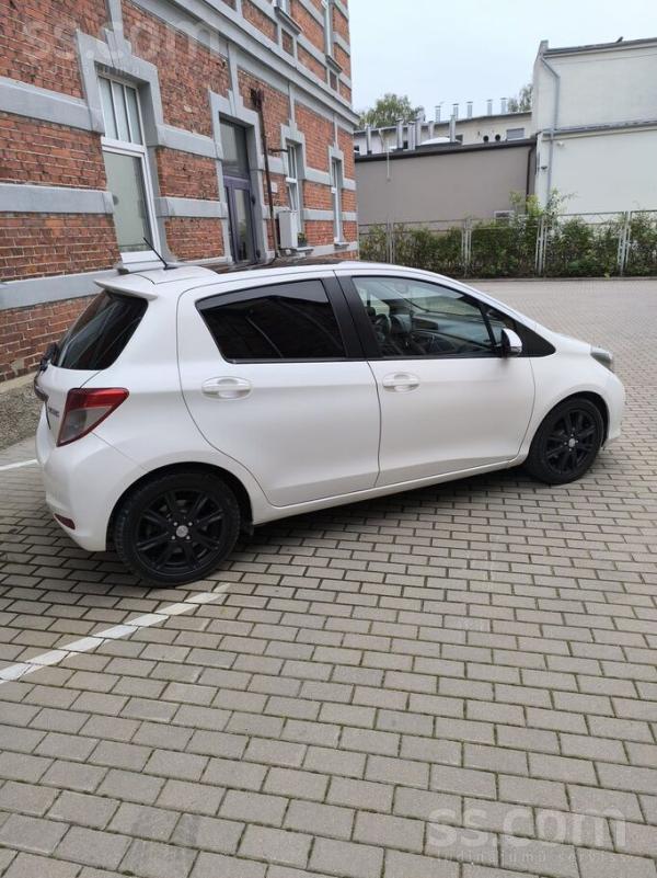 White Toyota Yaris 2012 in Liepaja, with an engine capacity of 1.40 L and mileage of 207 thousand km for 3800 €, photo 2 on AUTOMOTO.COM.LV