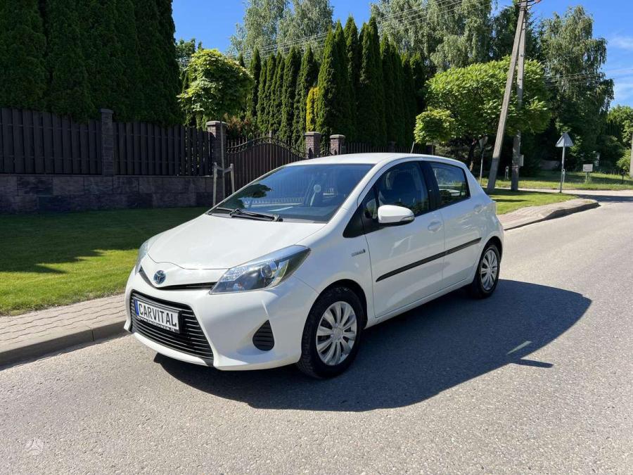 White Toyota Yaris 2012 in Vilnius, with an engine capacity of 1.50 L and mileage of 249 thousand km for 6499 €, photo 1 on AUTOMOTO.COM.LV