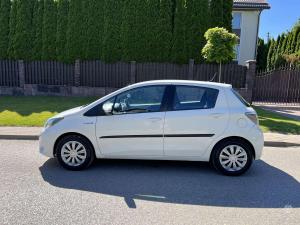 White Toyota Yaris 2012 in Vilnius, with an engine capacity of 1.50 L and mileage of 249 thousand km for 6499 €, photo 3 on AUTOMOTO.COM.LV