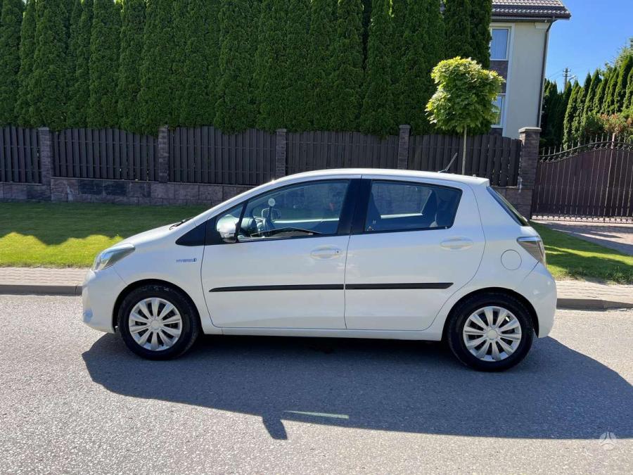 White Toyota Yaris 2012 in Vilnius, with an engine capacity of 1.50 L and mileage of 249 thousand km for 6499 €, photo 3 on AUTOMOTO.COM.LV
