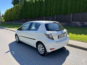 White Toyota Yaris 2012 in Vilnius, with an engine capacity of 1.50 L and mileage of 249 thousand km for 6499 €, photo 4 on AUTOMOTO.COM.LV