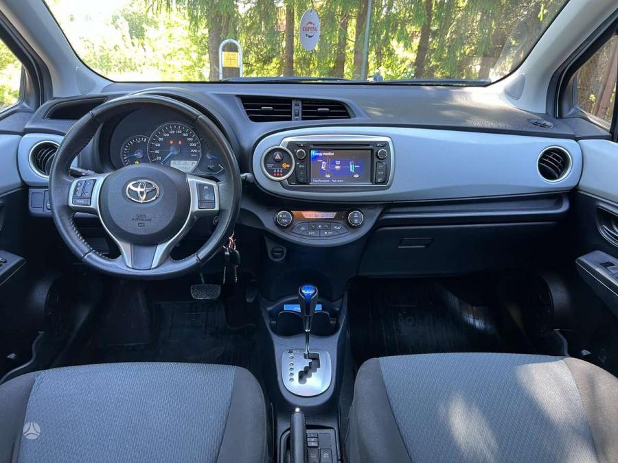 White Toyota Yaris 2012 in Vilnius, with an engine capacity of 1.50 L and mileage of 249 thousand km for 6499 €, photo 13 on AUTOMOTO.COM.LV