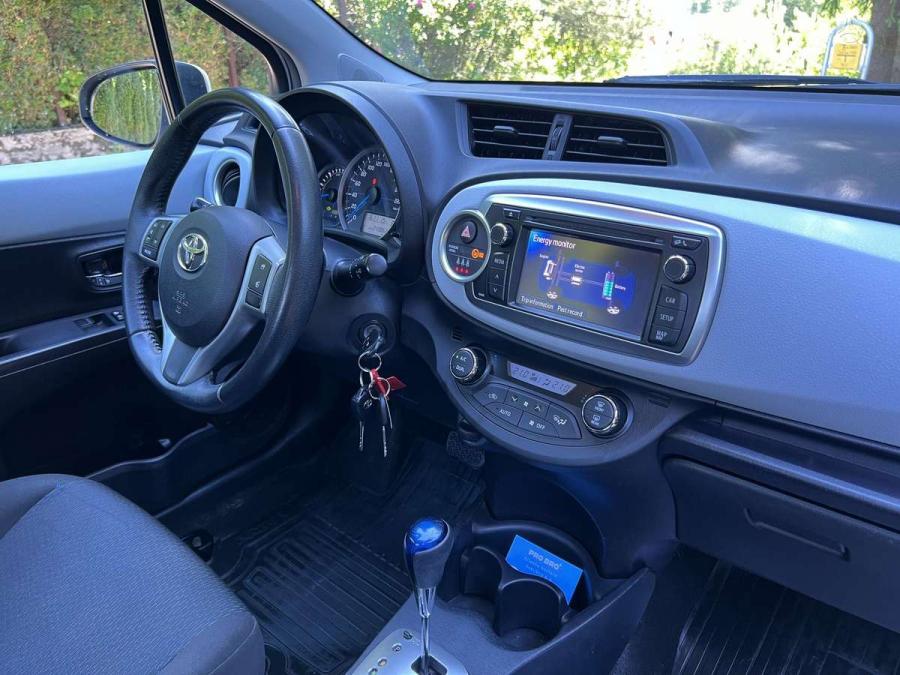White Toyota Yaris 2012 in Vilnius, with an engine capacity of 1.50 L and mileage of 249 thousand km for 6499 €, photo 17 on AUTOMOTO.COM.LV