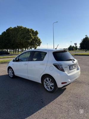 White Toyota Yaris 2012 in Kaunas, with an engine capacity of 1.50 L and mileage of 160 thousand km for 6000 €, photo 4 on AUTOMOTO.COM.LV