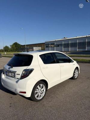 White Toyota Yaris 2012 in Kaunas, with an engine capacity of 1.50 L and mileage of 160 thousand km for 6000 €, photo 5 on AUTOMOTO.COM.LV