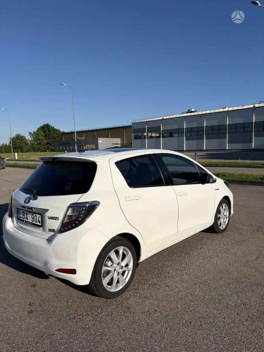 White Toyota Yaris 2012 in Kaunas, with an engine capacity of 1.50 L and mileage of 160 thousand km for 6000 €, photo 5 on AUTOMOTO.COM.LV