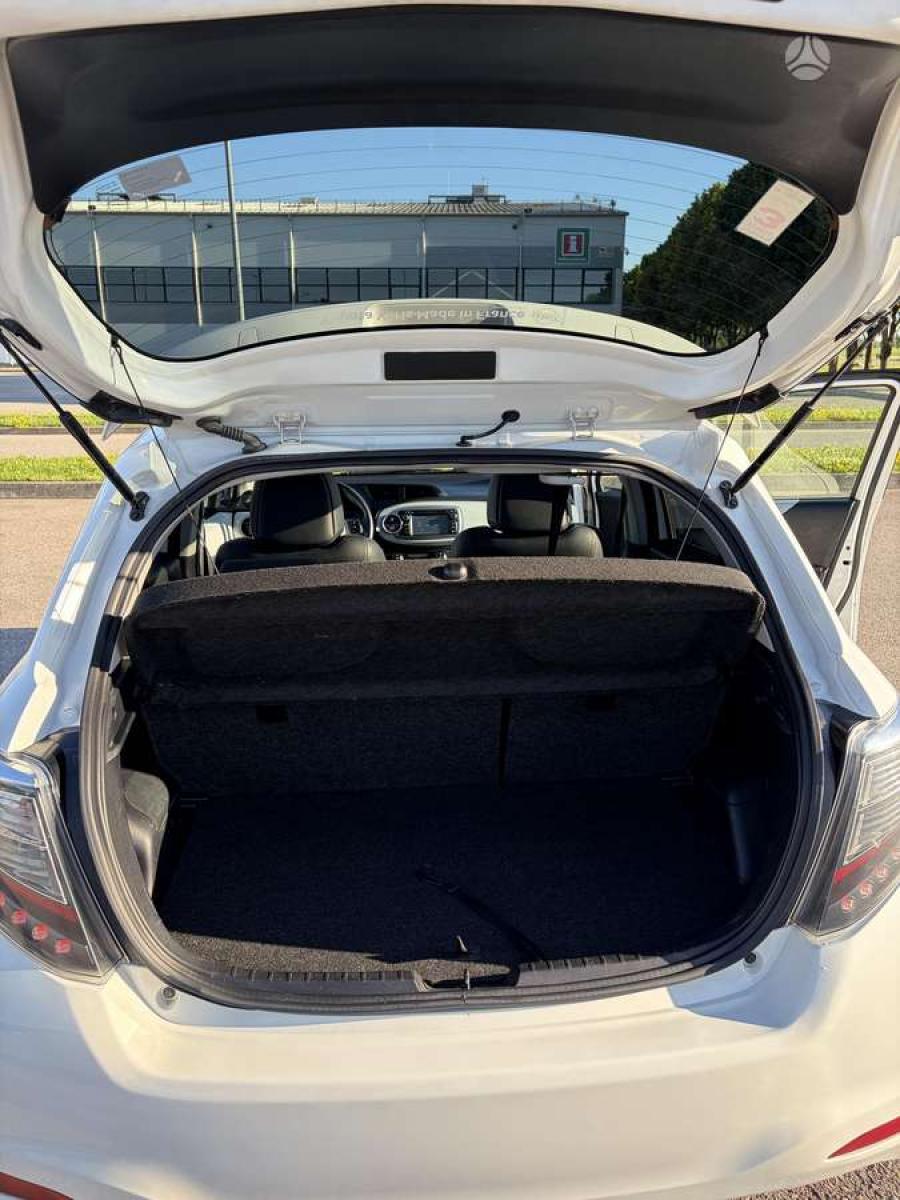 White Toyota Yaris 2012 in Kaunas, with an engine capacity of 1.50 L and mileage of 160 thousand km for 6000 €, photo 12 on AUTOMOTO.COM.LV