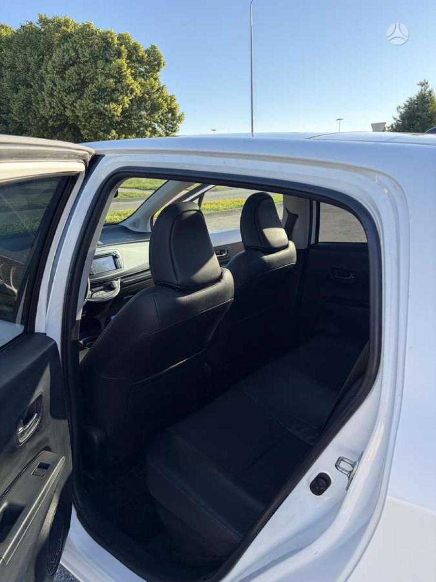White Toyota Yaris 2012 in Kaunas, with an engine capacity of 1.50 L and mileage of 160 thousand km for 6000 €, photo 13 on AUTOMOTO.COM.LV