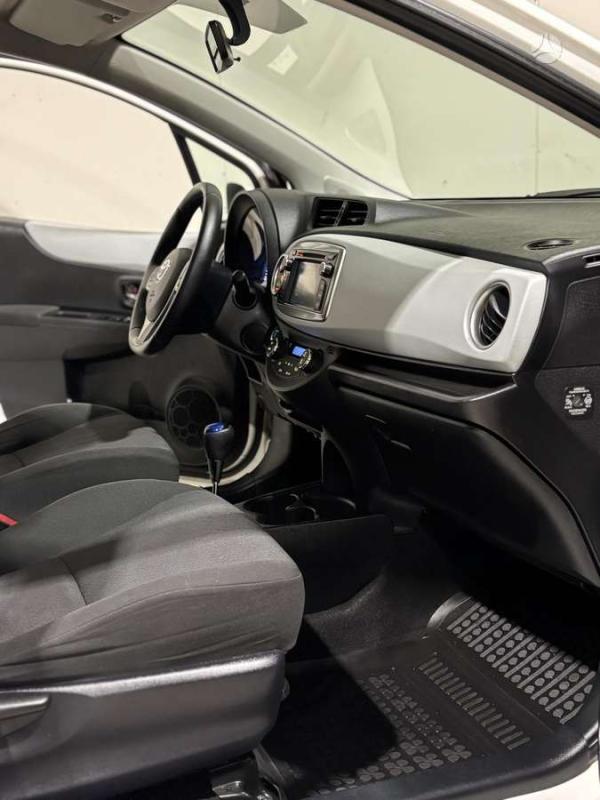 White Toyota Yaris 2012 in Klaipeda, with an engine capacity of 1.50 L and mileage of 198 thousand km for 6700 €, photo 3 on AUTOMOTO.COM.LV