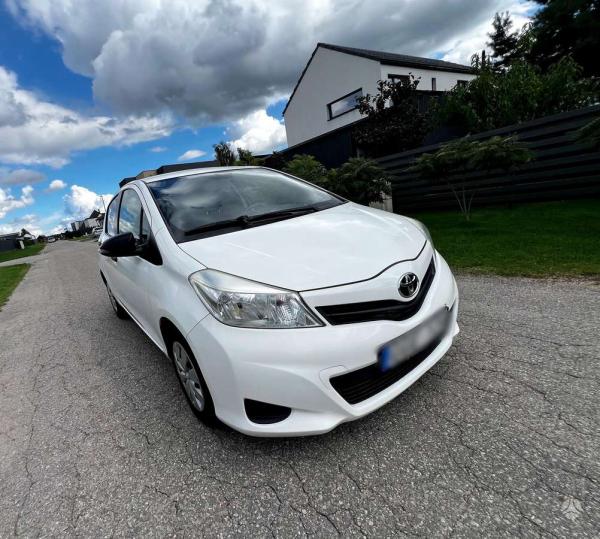Balts Toyota Yaris 2012 Viļņa, ar dzinēja tilpumu 1.36 L un nobraukumu 198 tūkst. km par 3650 €, foto 1 vietnē AUTOMOTO.COM.LV