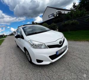 Balts Toyota Yaris 2012 Viļņa, ar dzinēja tilpumu 1.36 L un nobraukumu 198 tūkst. km par 3650 €, foto  vietnē AUTOMOTO.COM.LV