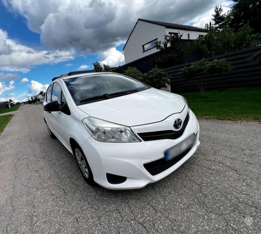 Balts Toyota Yaris 2012 Viļņa, ar dzinēja tilpumu 1.36 L un nobraukumu 198 tūkst. km par 3650 €, foto 1 vietnē AUTOMOTO.COM.LV