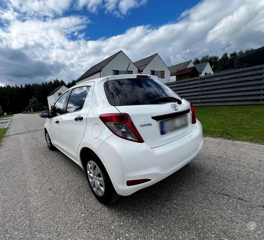 Balts Toyota Yaris 2012 Viļņa, ar dzinēja tilpumu 1.36 L un nobraukumu 198 tūkst. km par 3650 €, foto 4 vietnē AUTOMOTO.COM.LV