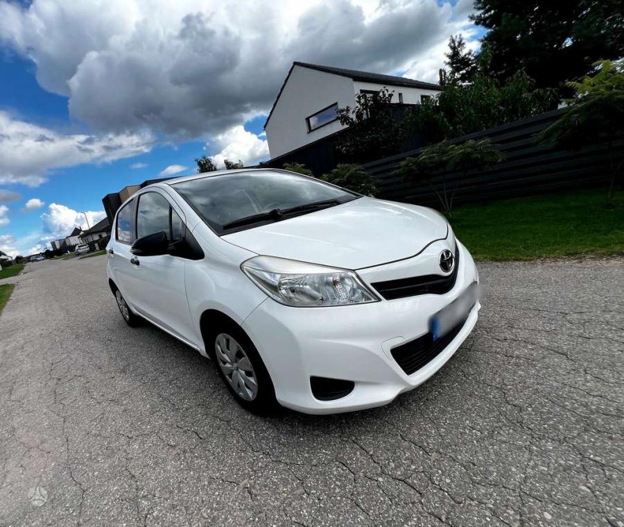 Balts Toyota Yaris 2012 Viļņa, ar dzinēja tilpumu 1.36 L un nobraukumu 198 tūkst. km par 3650 €, foto 6 vietnē AUTOMOTO.COM.LV