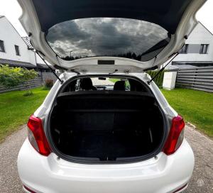 Balts Toyota Yaris 2012 Viļņa, ar dzinēja tilpumu 1.36 L un nobraukumu 198 tūkst. km par 3650 €, foto 12 vietnē AUTOMOTO.COM.LV
