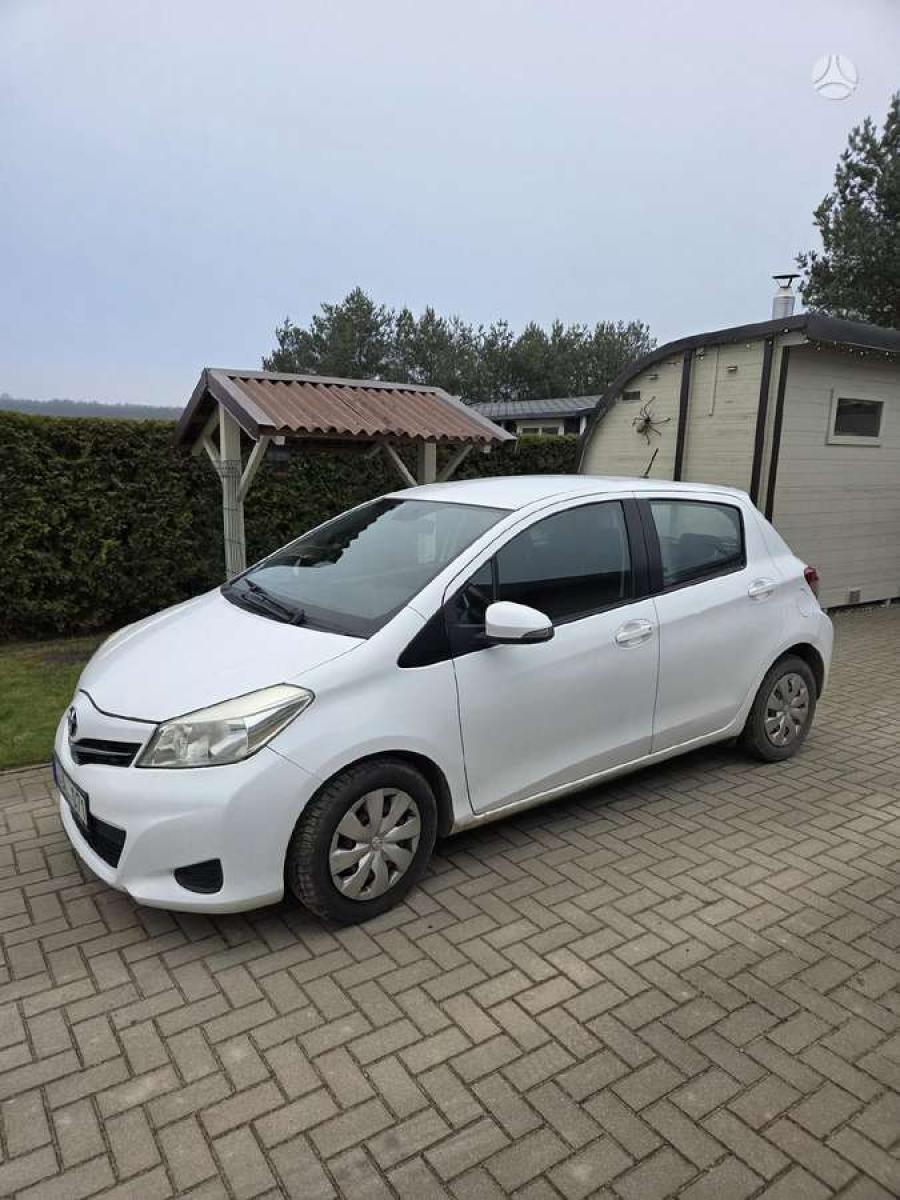 Balts Toyota Yaris 2013 Marijampole, ar dzinēja tilpumu 1.36 L un nobraukumu 127 tūkst. km par 4500 €, foto 2 vietnē AUTOMOTO.COM.LV