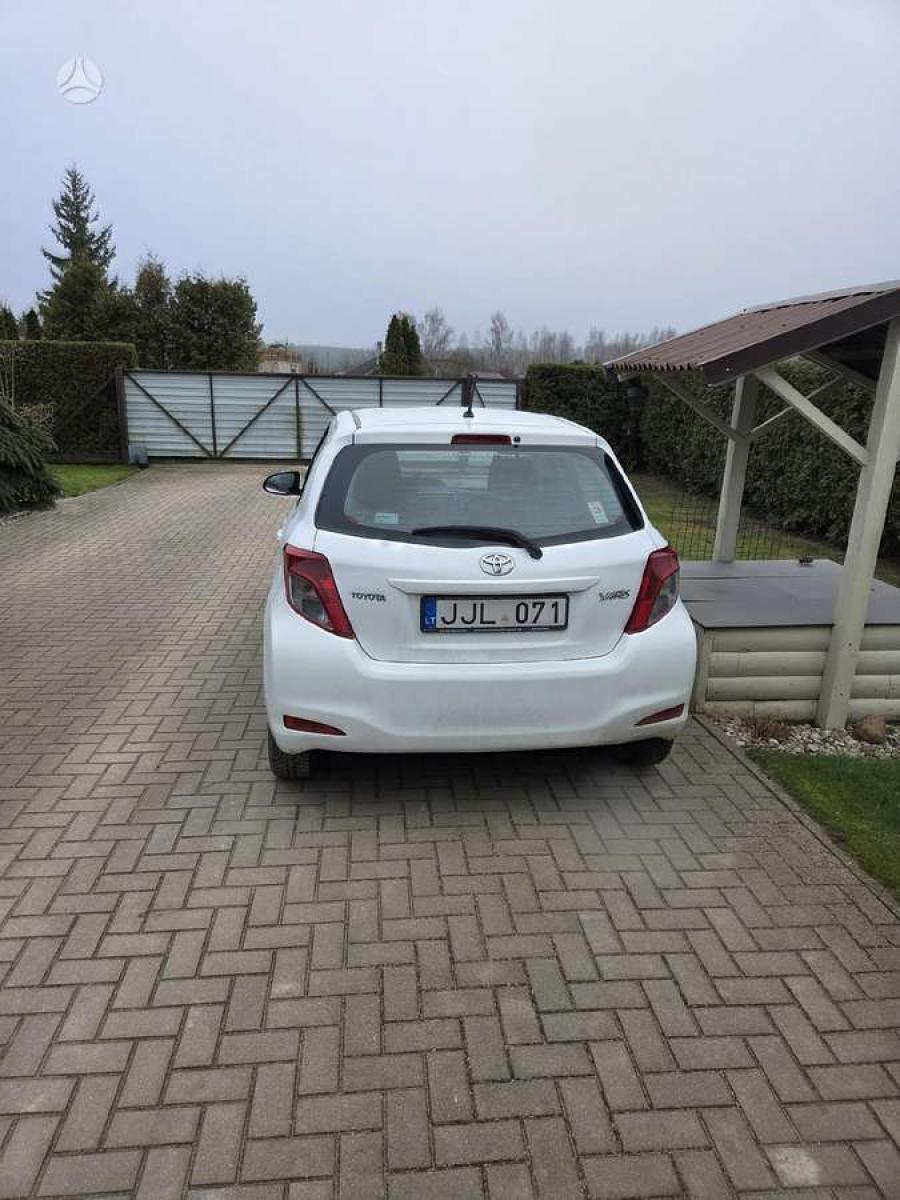Balts Toyota Yaris 2013 Marijampole, ar dzinēja tilpumu 1.36 L un nobraukumu 127 tūkst. km par 4500 €, foto 3 vietnē AUTOMOTO.COM.LV