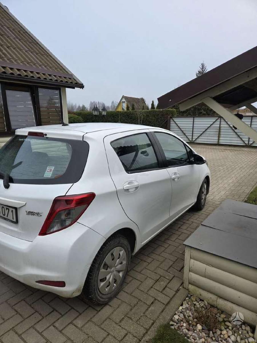 Balts Toyota Yaris 2013 Marijampole, ar dzinēja tilpumu 1.36 L un nobraukumu 127 tūkst. km par 4500 €, foto 4 vietnē AUTOMOTO.COM.LV