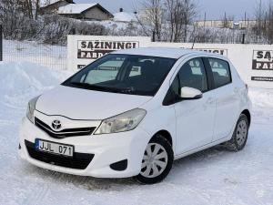 Balts Toyota Yaris 2013 Viļņa, ar dzinēja tilpumu 1.36 L un nobraukumu 127 tūkst. km par 3500 €, foto  vietnē AUTOMOTO.COM.LV