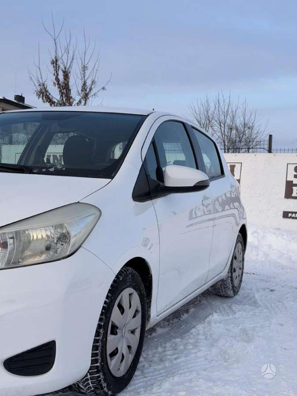 Balts Toyota Yaris 2013 Viļņa, ar dzinēja tilpumu 1.36 L un nobraukumu 127 tūkst. km par 3500 €, foto 6 vietnē AUTOMOTO.COM.LV