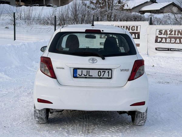 Balts Toyota Yaris 2013 Viļņa, ar dzinēja tilpumu 1.36 L un nobraukumu 127 tūkst. km par 3500 €, foto 9 vietnē AUTOMOTO.COM.LV